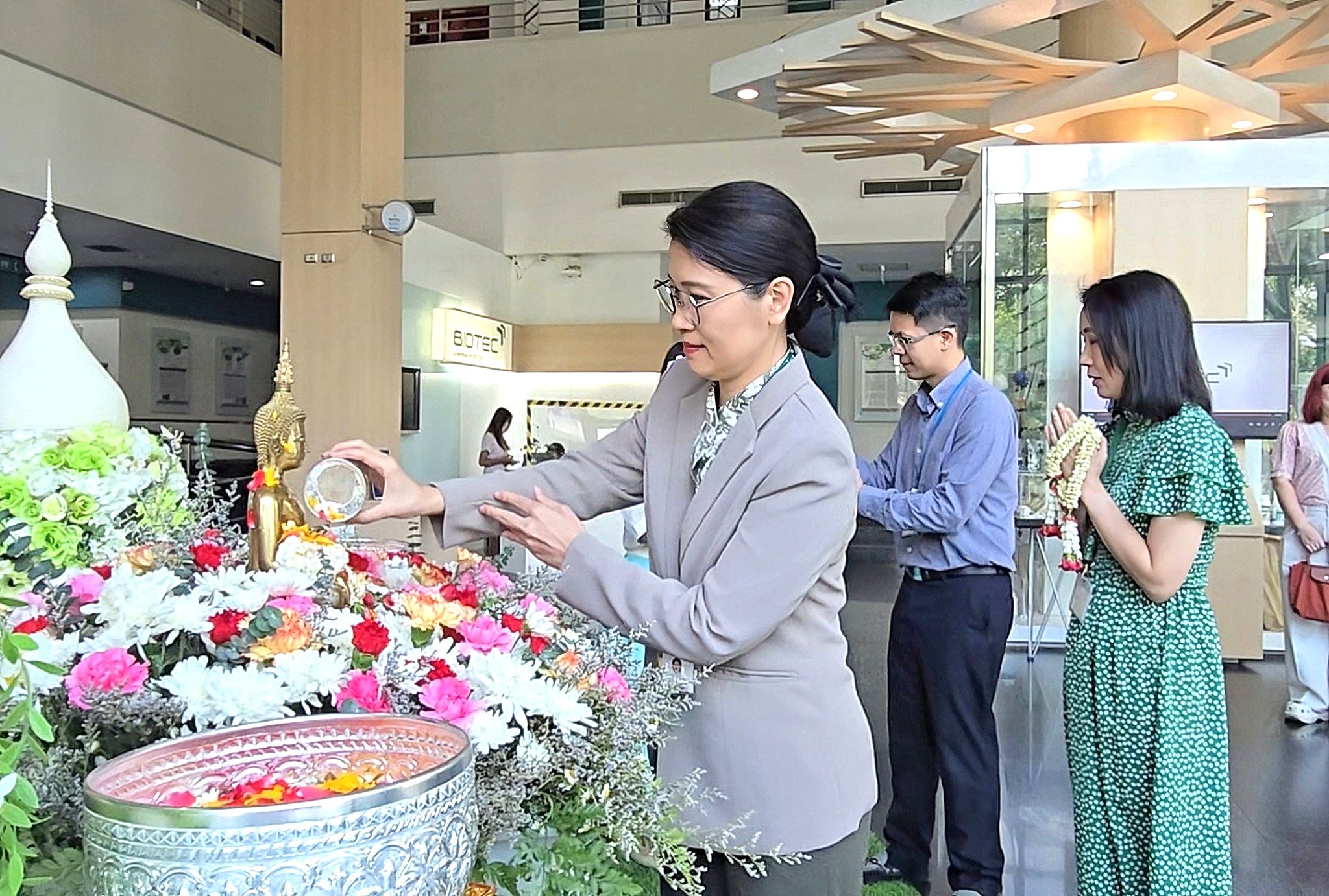 ผู้บริหารและพนักงาน BIOTEC ร่วมสืบสานวัฒนธรรมไทย รักษาประเพณีอันดีงาม ร่วมสรงน้ำพระ รับปีใหม่ไทย ...
