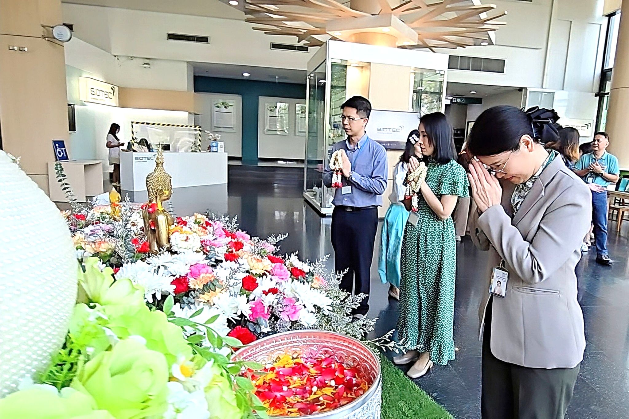 ผู้บริหารและพนักงาน BIOTEC ร่วมสืบสานวัฒนธรรมไทย รักษาประเพณีอันดีงาม ร่วมสรงน้ำพระ รับปีใหม่ไทย ...