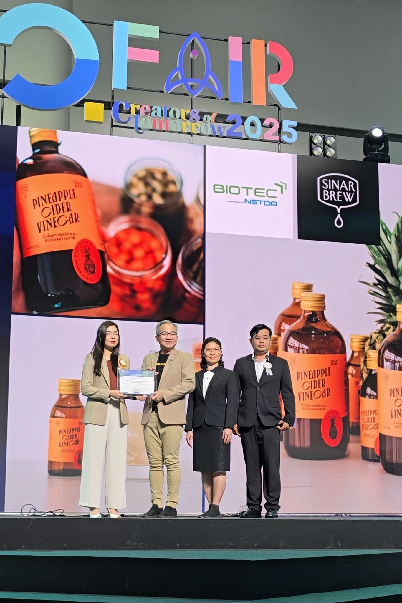 ไบโอเทค สวทช. คว้าเกียรติบัตรถ่ายทอดเทคโนโลยี “น้ำส้มสายชูหมักจากสับปะรด” ในงาน Thailand Tech ...